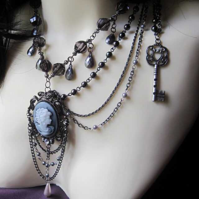 Why Gothic Style Jewelry is Back in Fashion - Exposay 2024