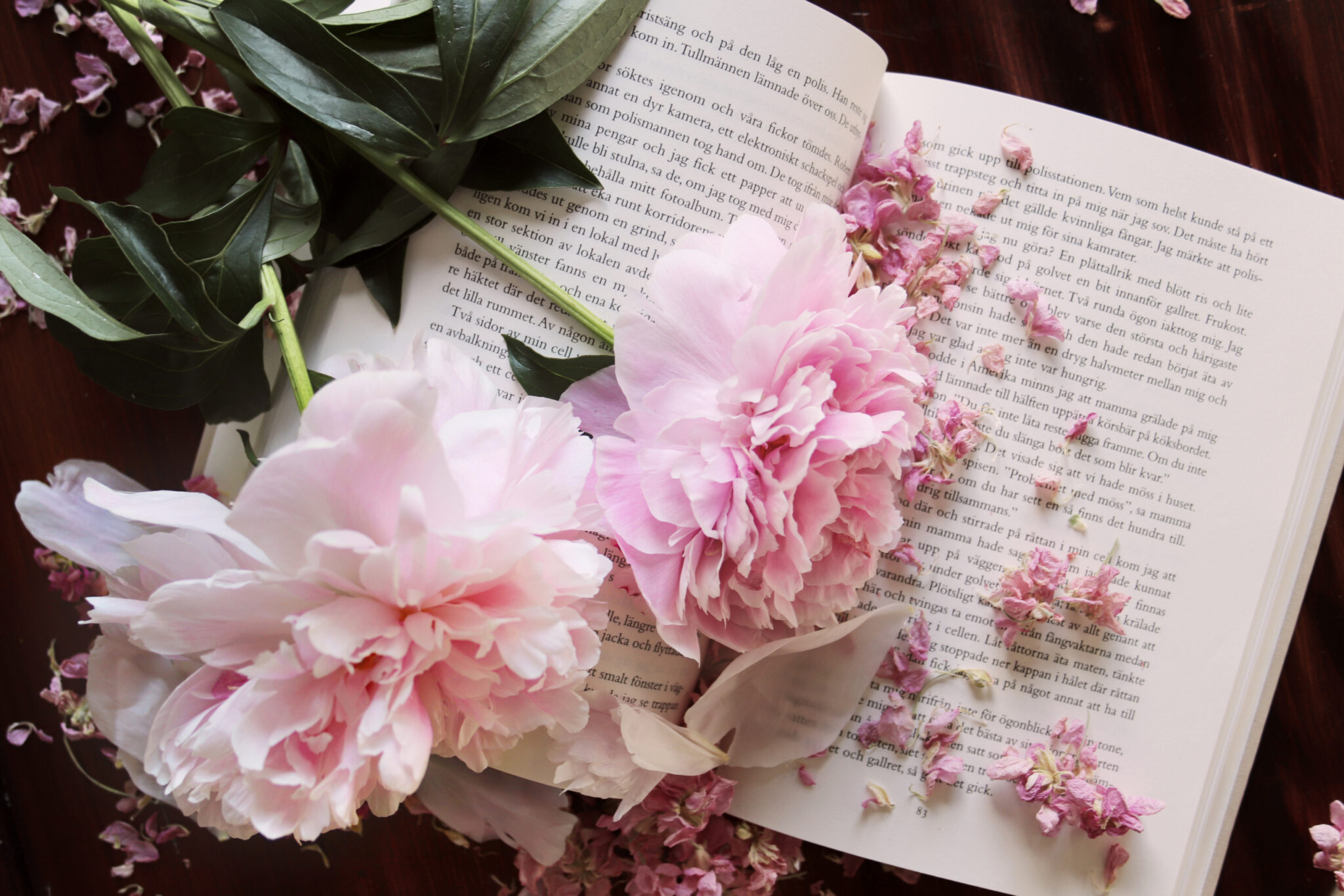 Flowers in Literature: A Literary Bouquet of Floral Symbolism - Exposay ...